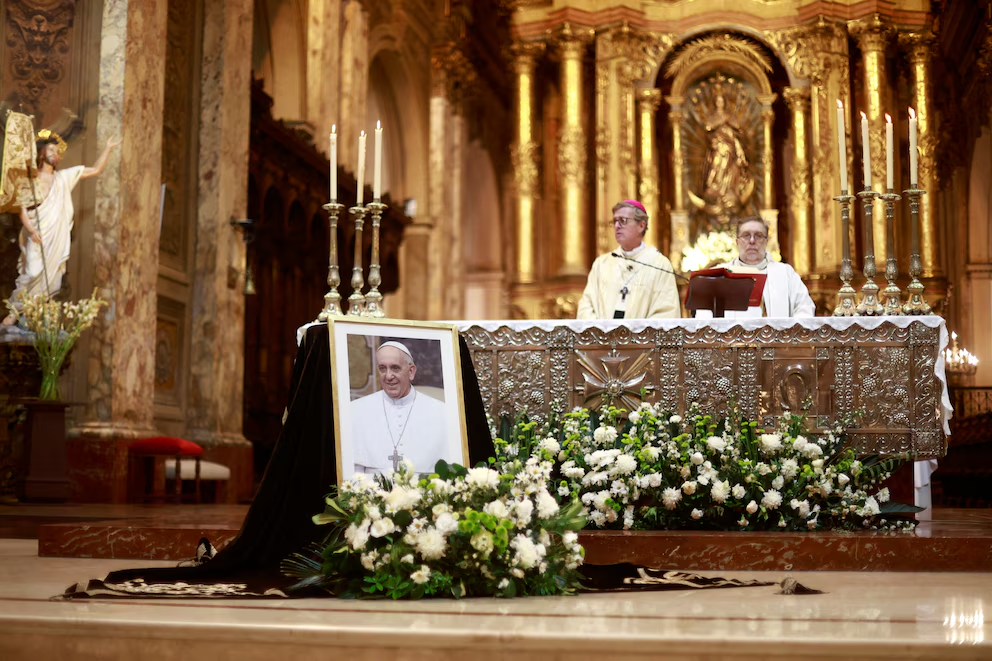 “Se murió el padre de todos”: la emotiva misa de despedida a Francisco ...